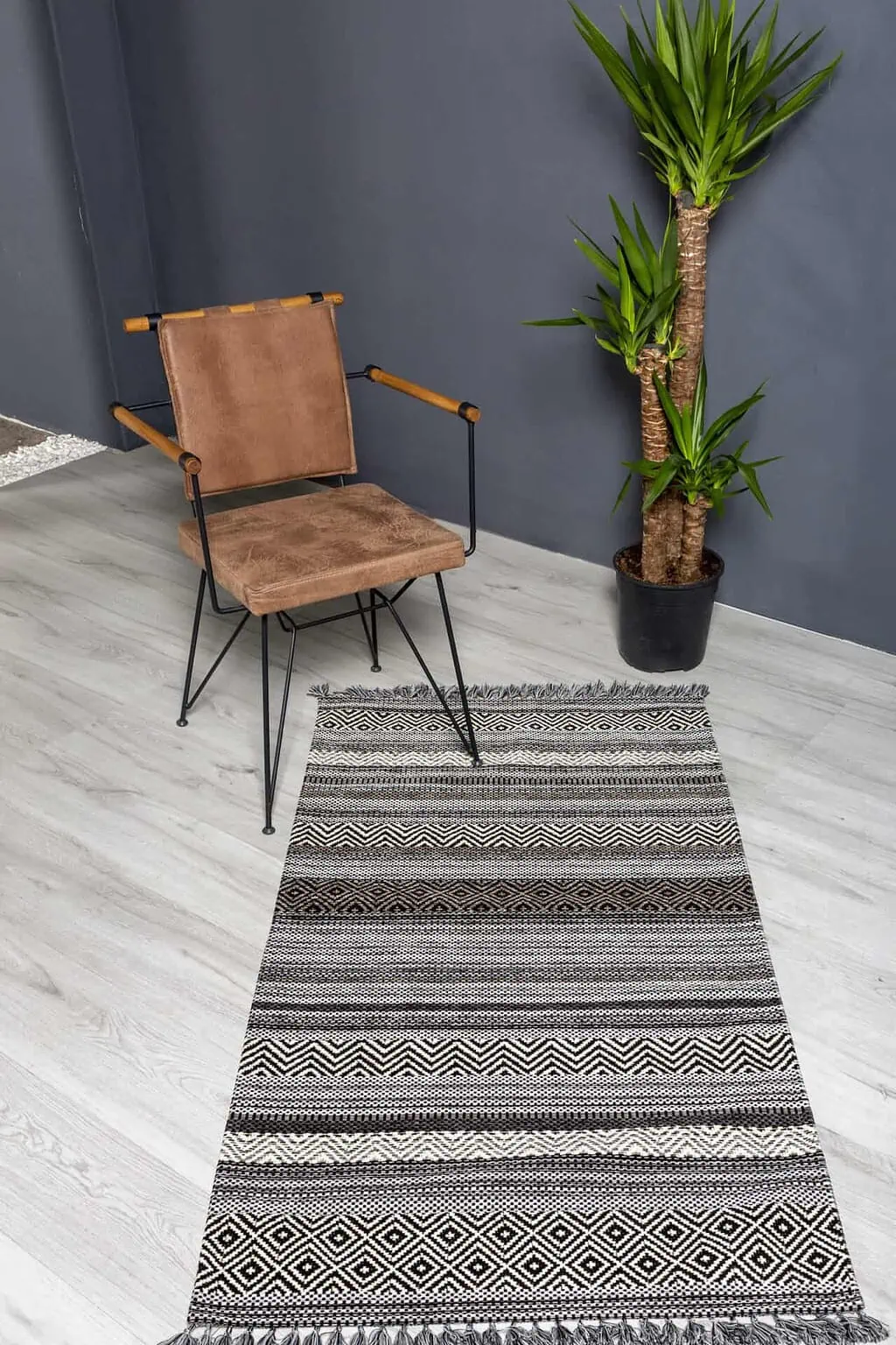 Scandinavian Black Tepih | DAPHNE